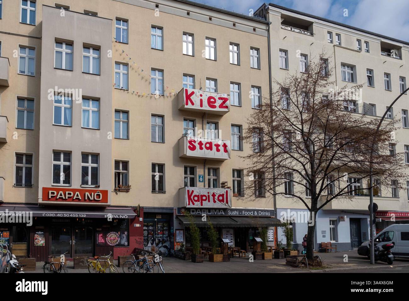 Kiez statt Kapital - Transparent an dem Wohnhaus in der Danziger Straße ...