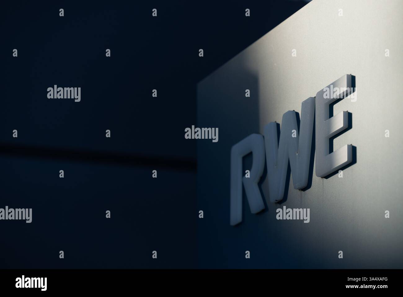 Essen, Germany. 20th Mar, 2025. The RWE AG logo can be seen on the campus before the energy ...
