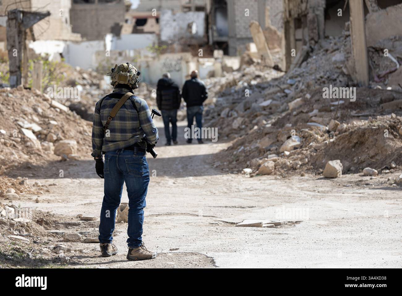 Damaskus, Syria. 20th Mar, 2025. A German security officer stands in ...