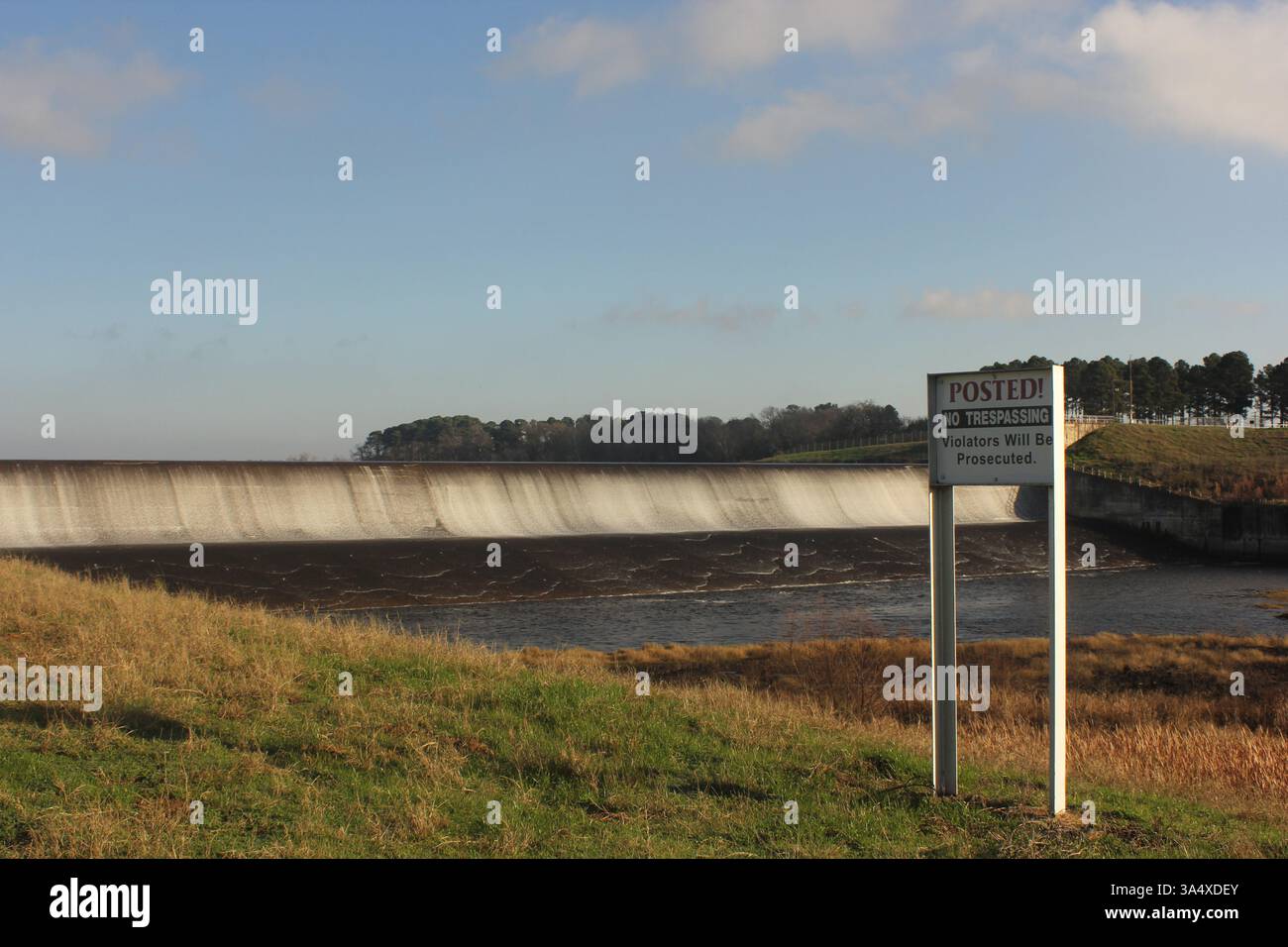 Splash dam lake hi-res stock photography and images - Alamy