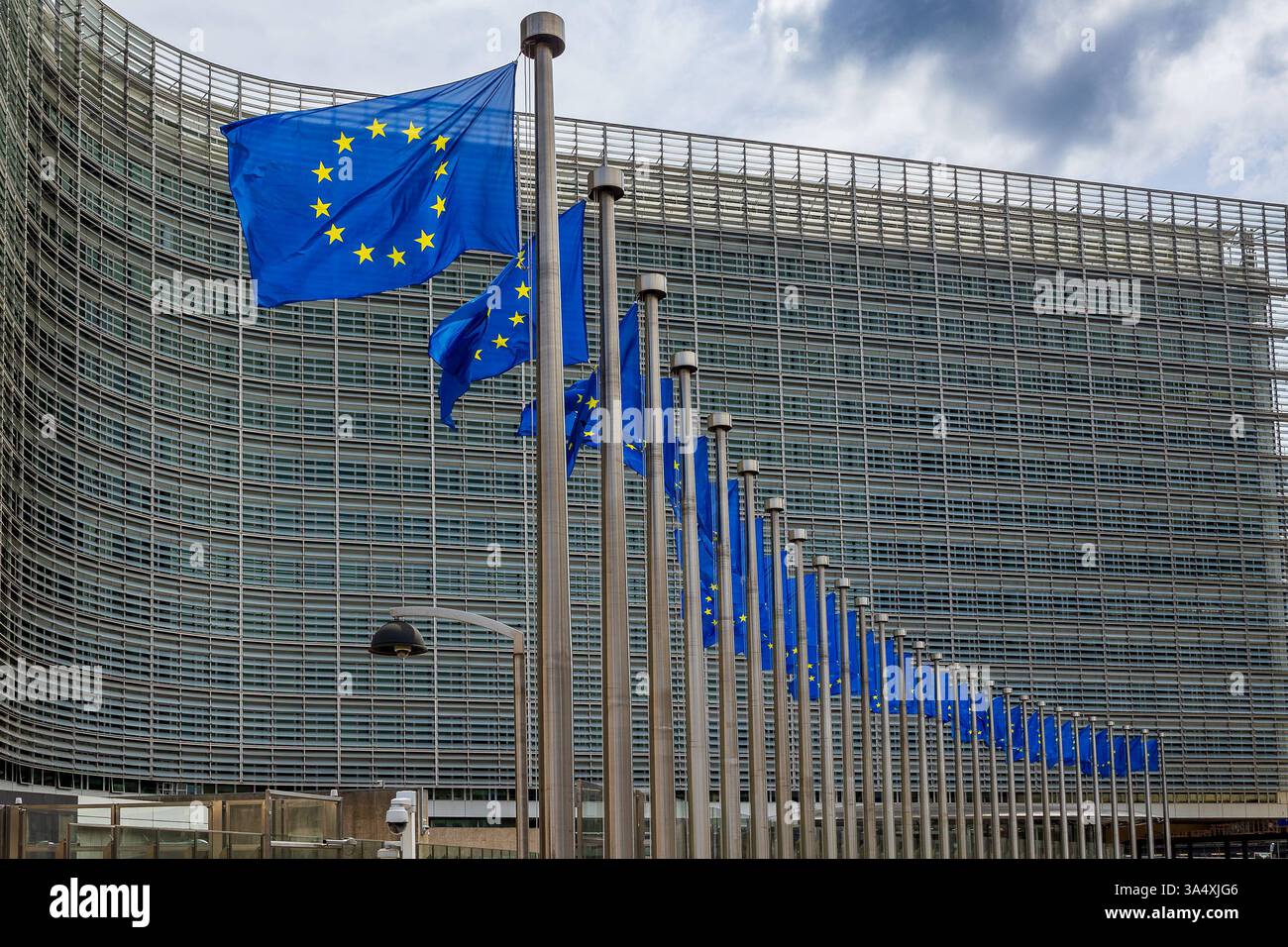 Europäische Kommission in Brüssel, 14.05.2024 Eine Reihe von EU-Flaggen ...