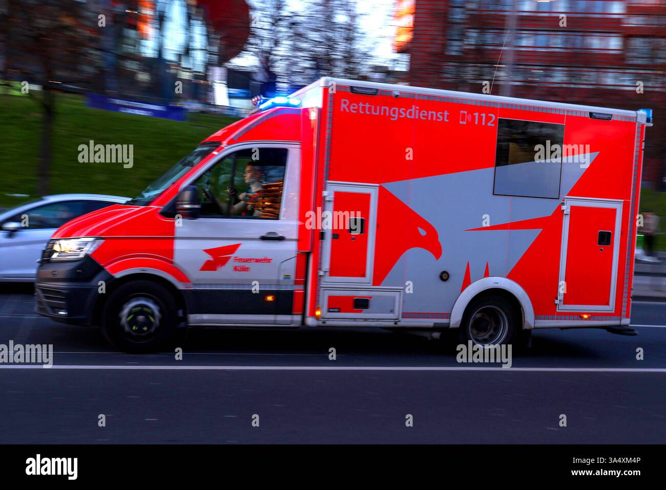 18.03.2025, Ein Krankenwagen der Feuerwehr fährt mit Blaulicht durch ...