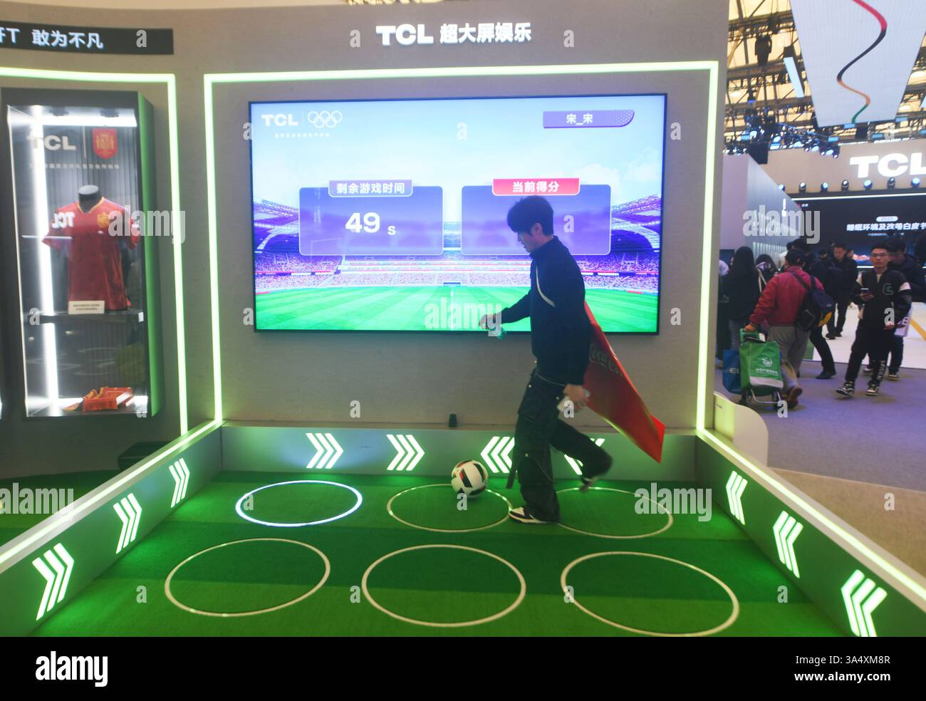 Spectators experience TCL's smart screen for a football match at ...