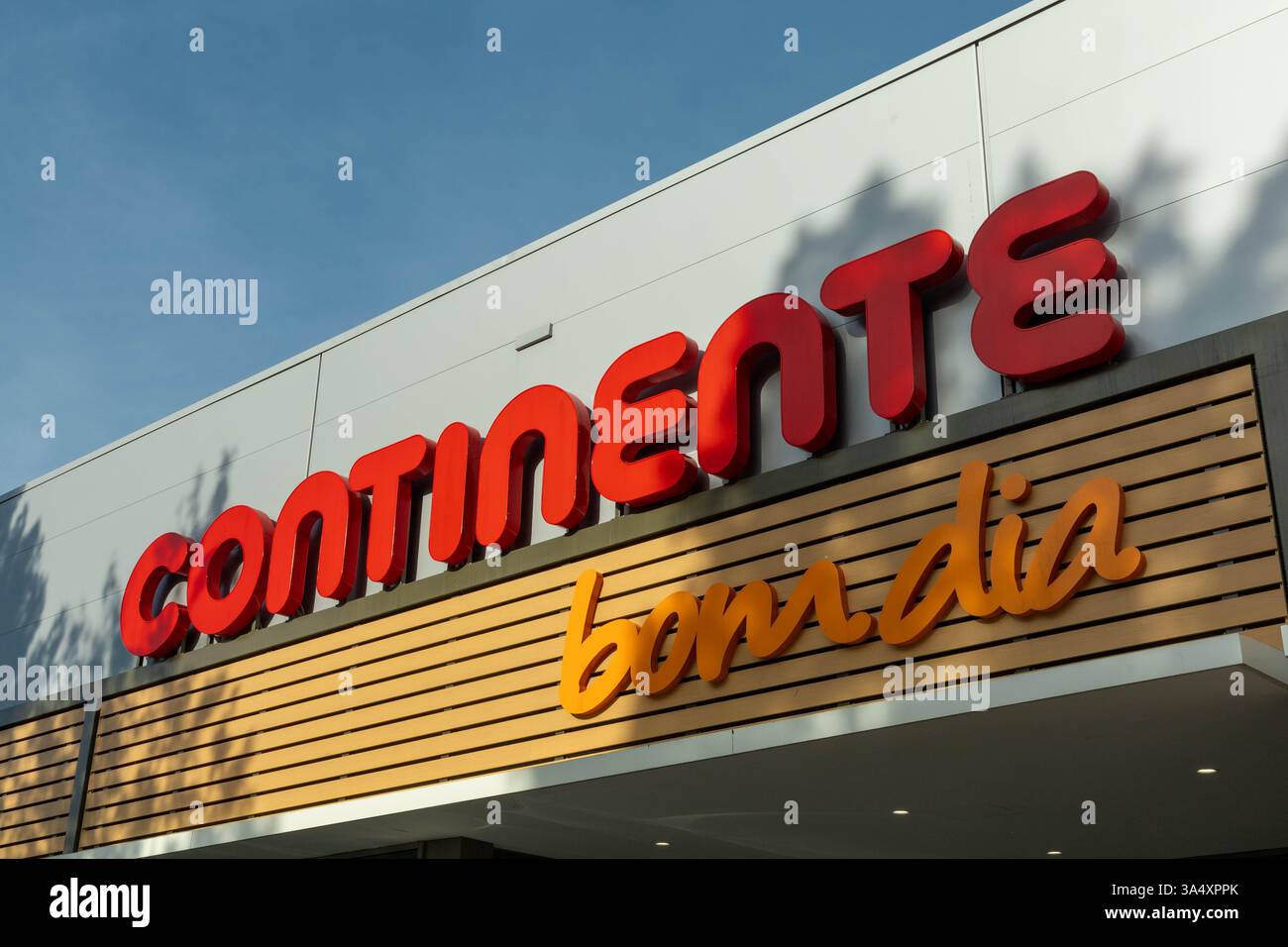 Continente bom dia store logo sign in Queluz. a newly tailored ...