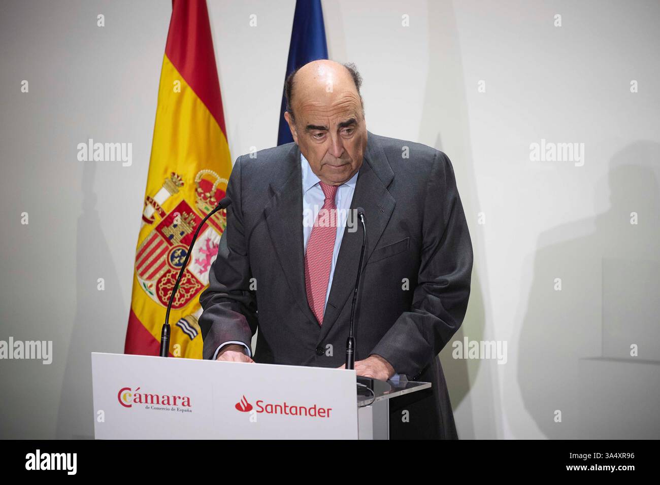 The CEO of Banco Santander, Luis Isasi, during the presentation of the ...