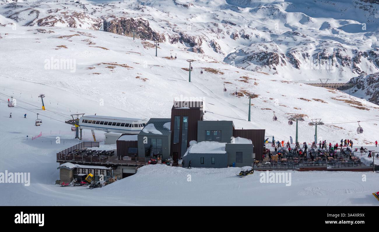 Modern ski lodge hi-res stock photography and images - Alamy