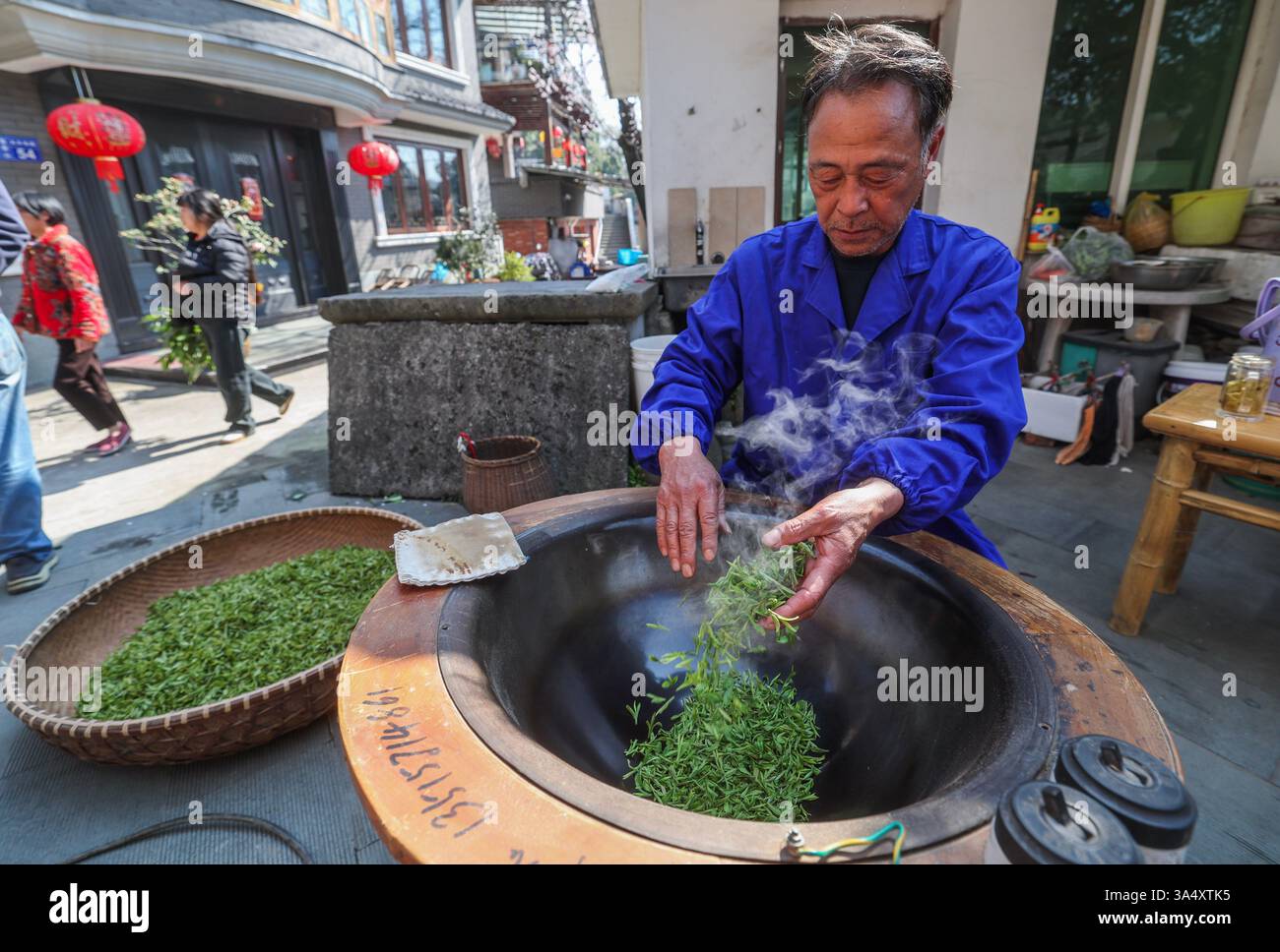 (250320) -- HANGZHOU, March 20, 2025 (Xinhua) -- Tea farmer Weng ...