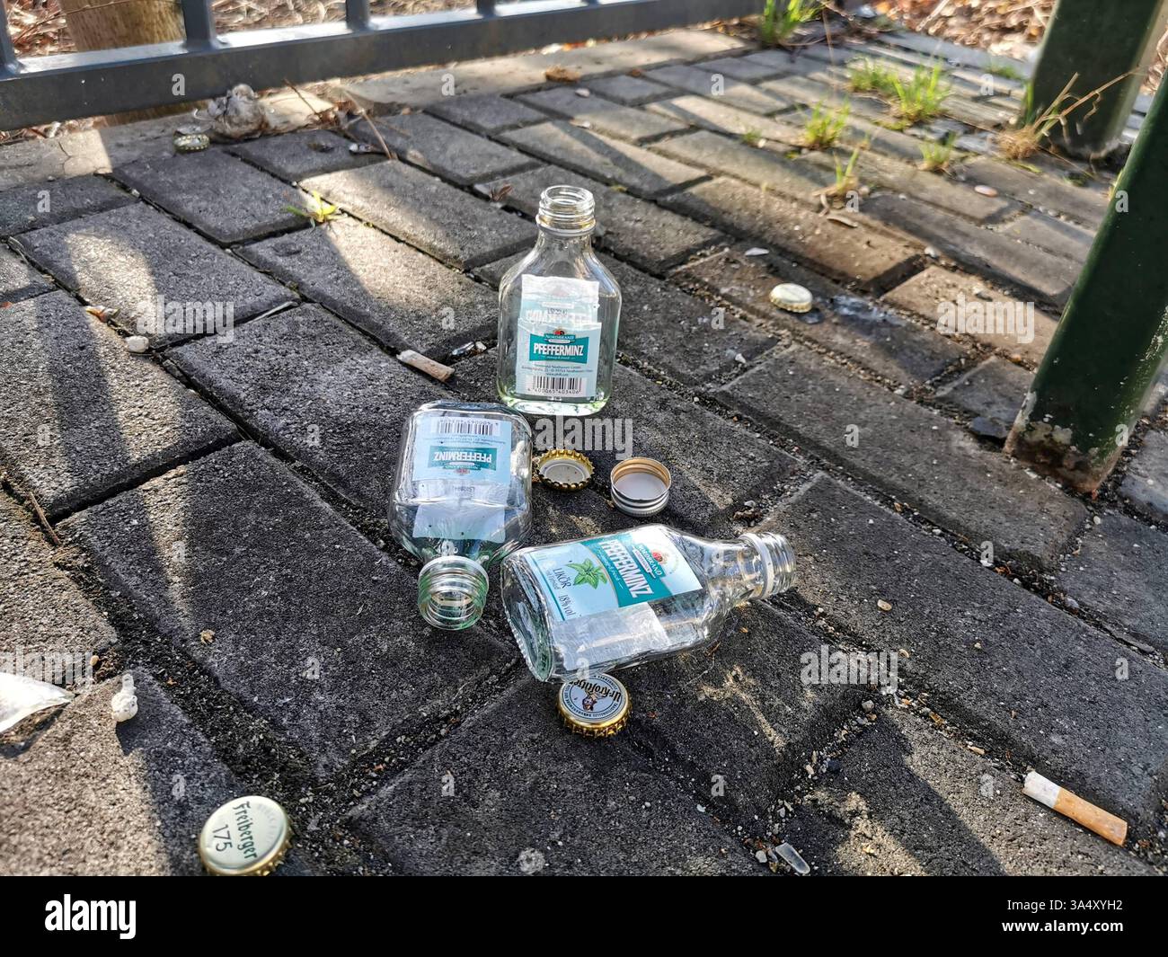 Leere Schnapsflaschen an einer Haltestelle am Bahnhof. Bautzen,15.03. ...