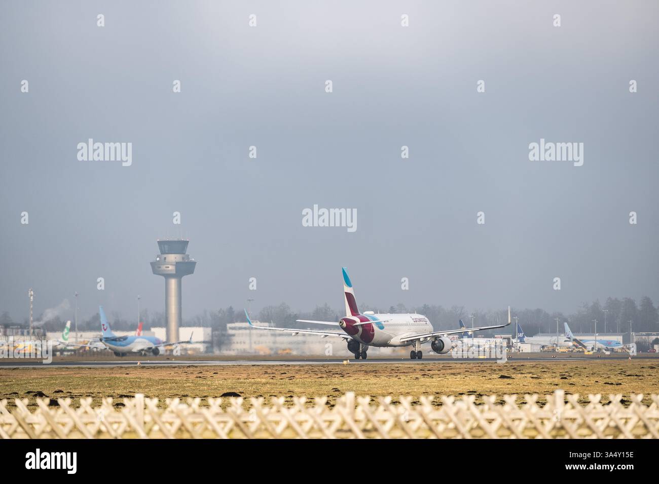 Flugzeuge starten und landen am Salzburger Flughafen am 18.01.2025. Im ...