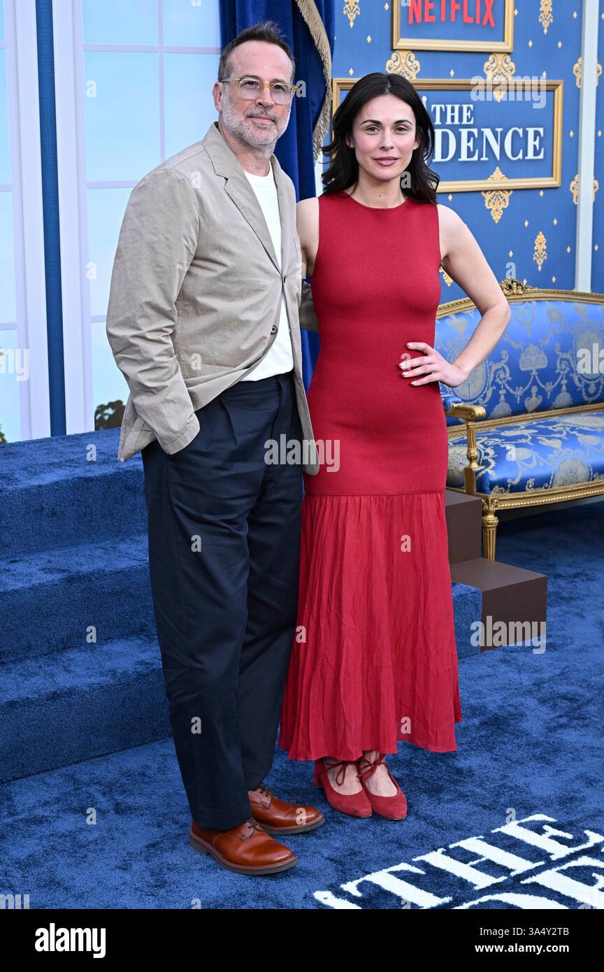 Jason Lee mit Ehefrau Ceren Alkac bei der Weltpremiere der Netflix ...