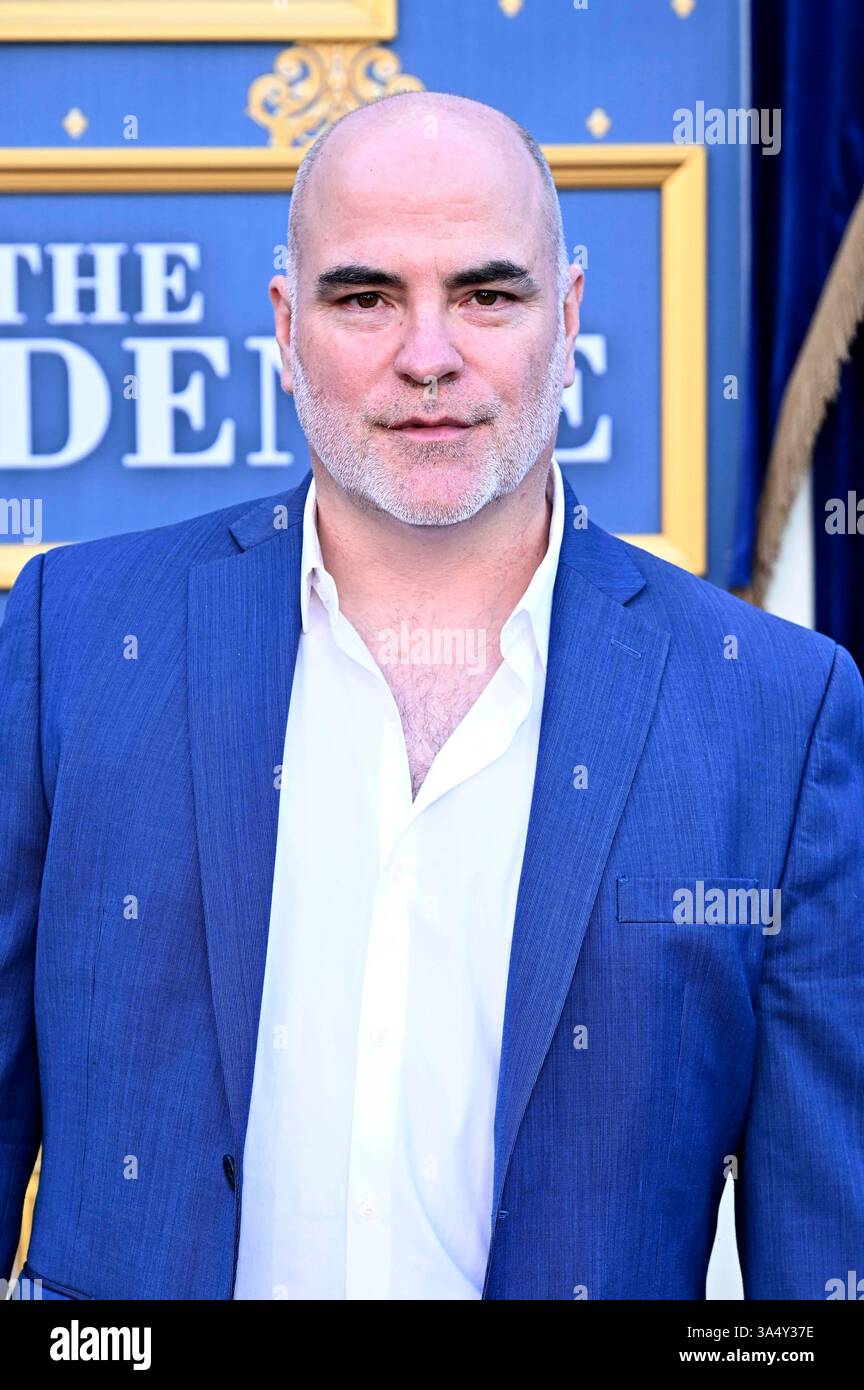 James Babson bei der Weltpremiere der Netflix Miniserie The Residence ...