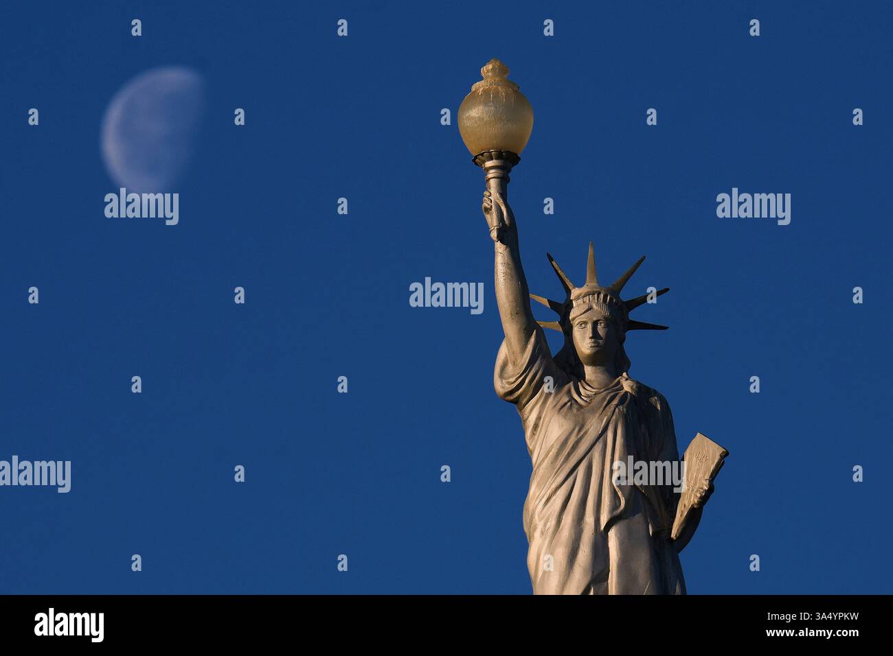 A replica of the Statue of Liberty stands at an RV Park in Waco, Texas ...