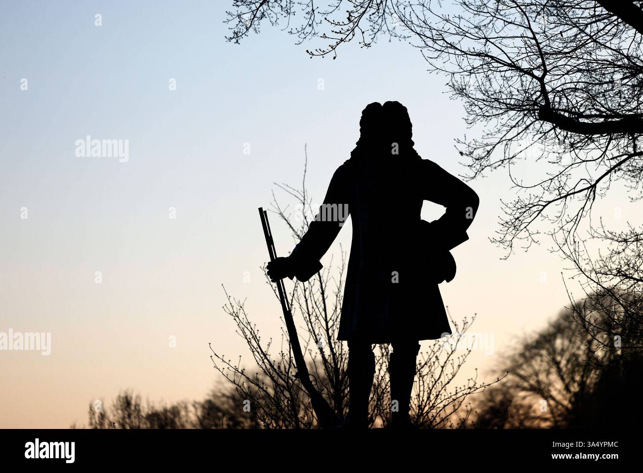 Eine Statue von Jan Wellem mit einer Jagdflinte zu sehen an einem Park ...