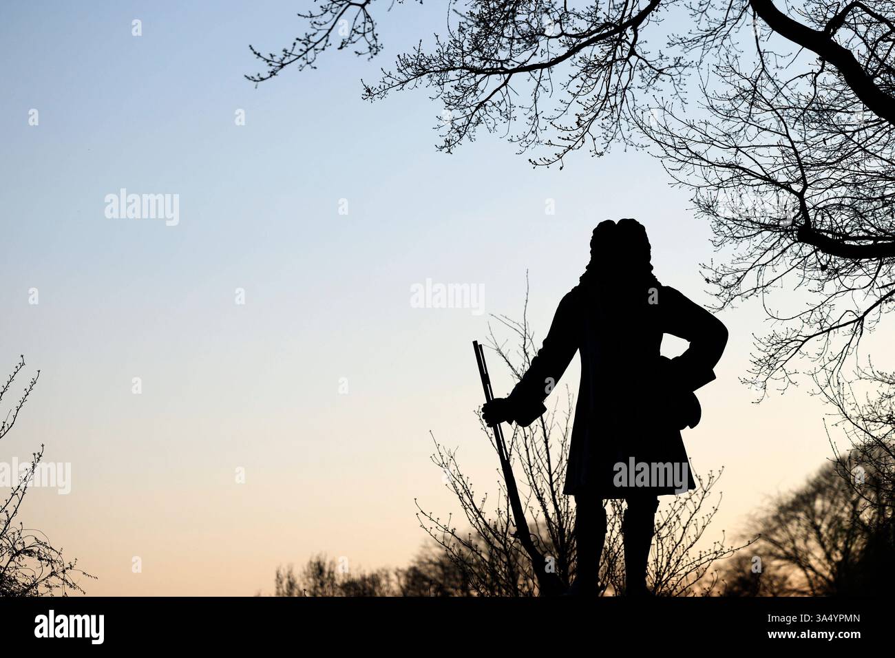 Eine Statue von Jan Wellem mit einer Jagdflinte zu sehen an einem Park ...