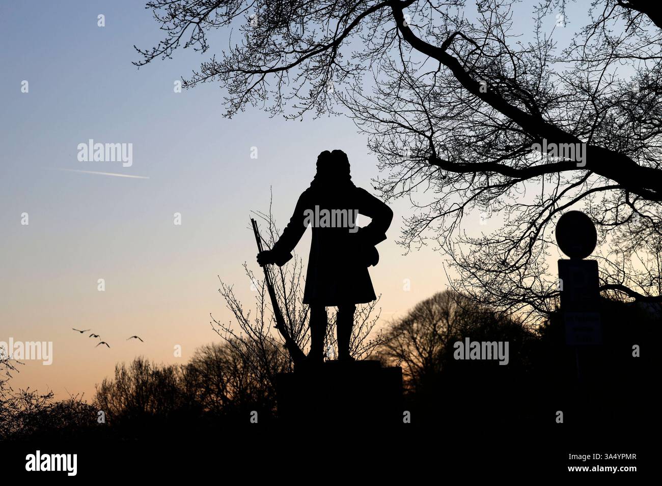 Eine Statue von Jan Wellem mit einer Jagdflinte zu sehen an einem Park ...