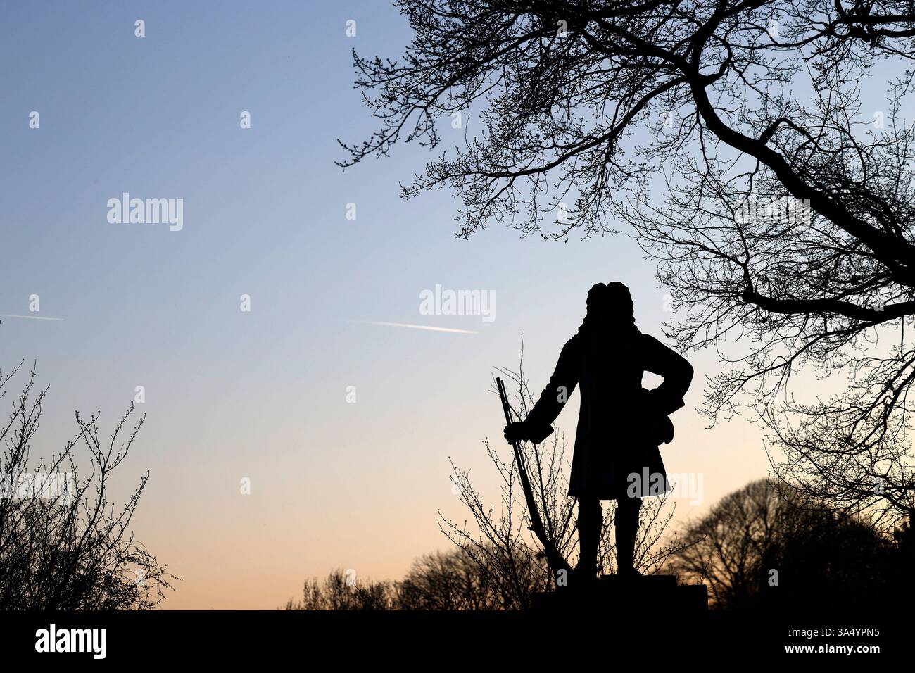 Eine Statue von Jan Wellem mit einer Jagdflinte zu sehen an einem Park ...