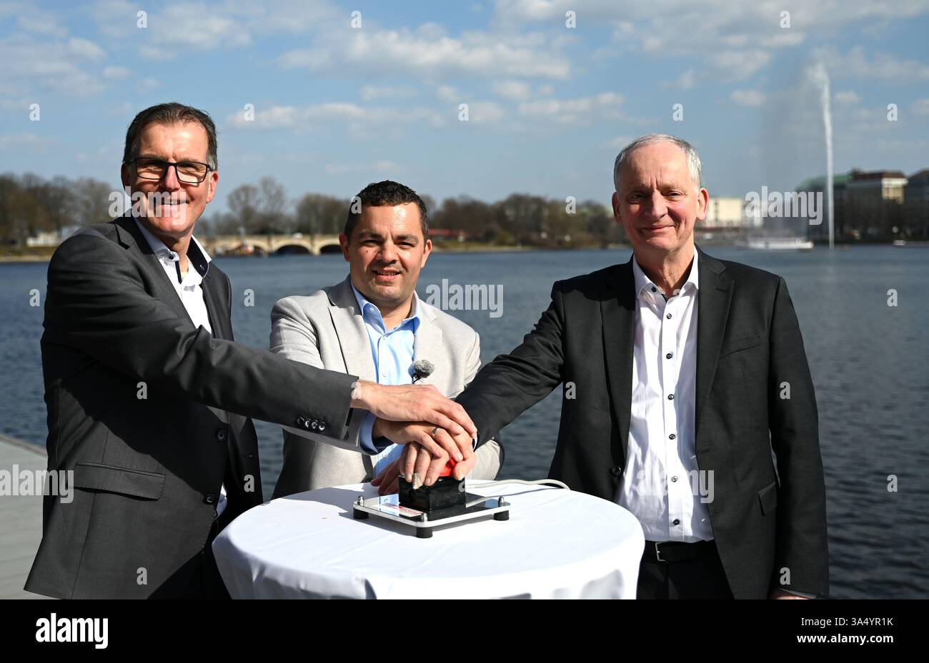 20 March 2025, Hamburg: Ingo Hannemann (l-r) from the management of ...