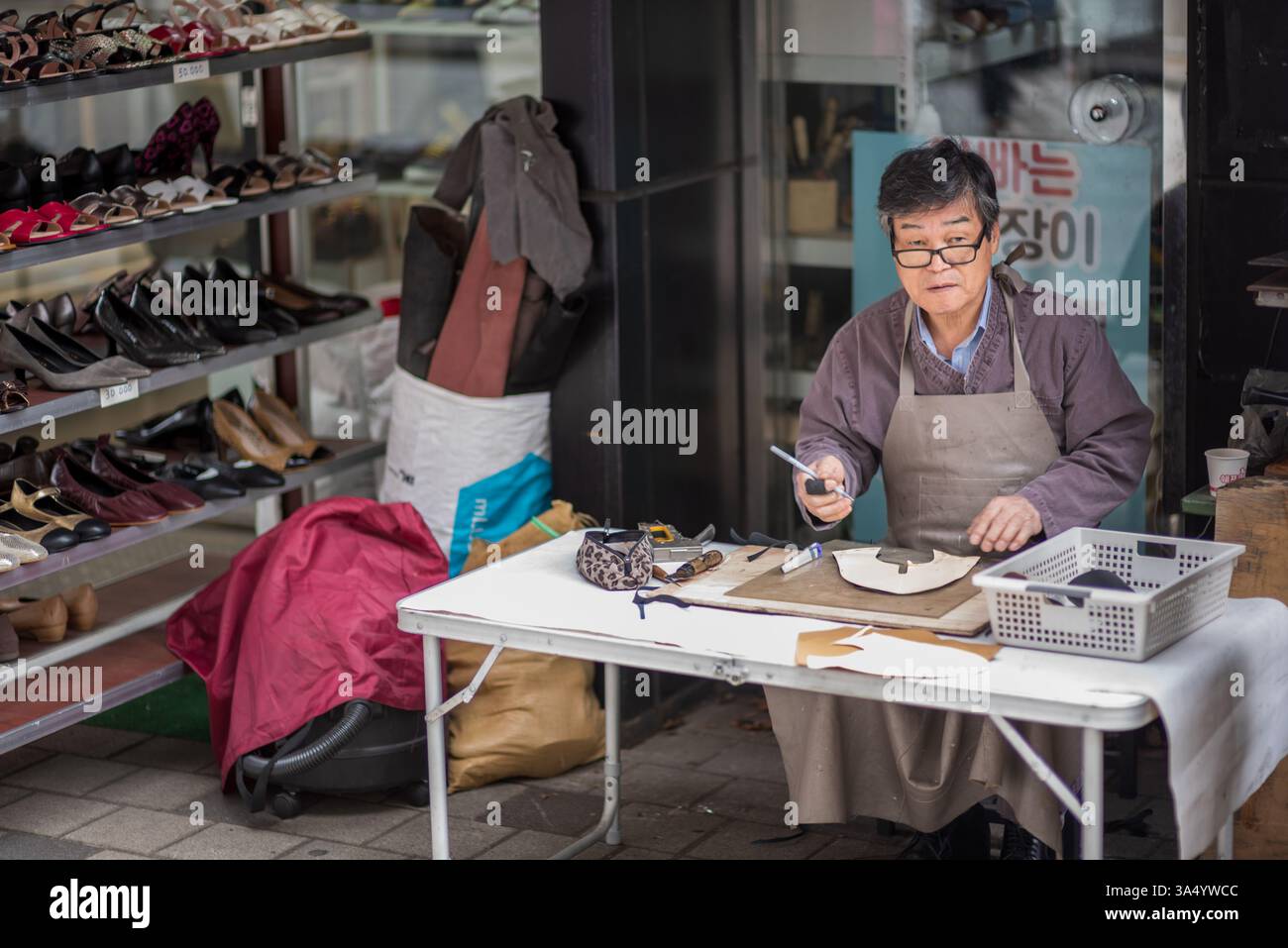 Shoemaker working in Seongsu handmade shoes street, largest handmade ...