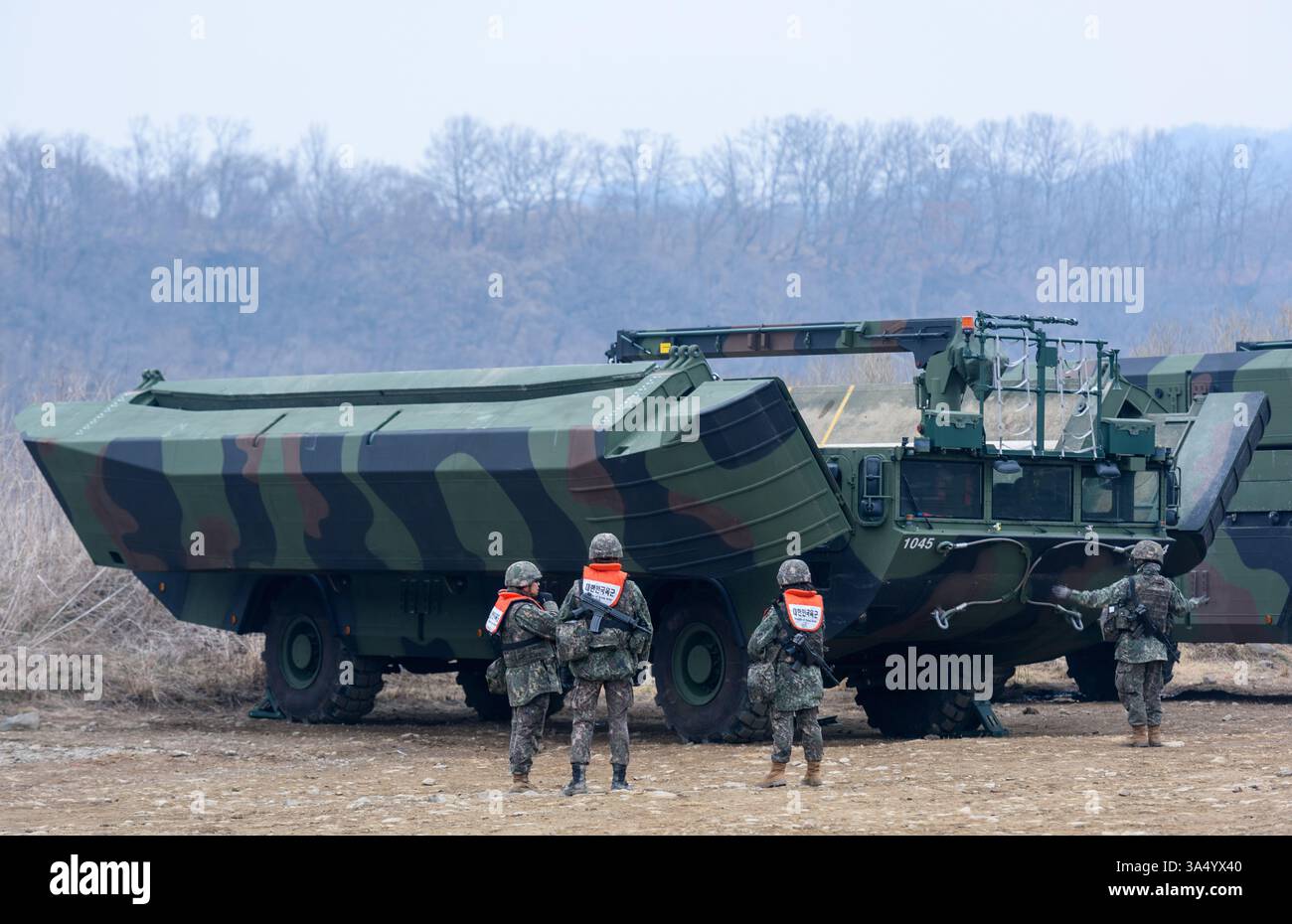 Yeoncheon, South Korea. 20th Mar, 2025. South Korean soldiers control a ...