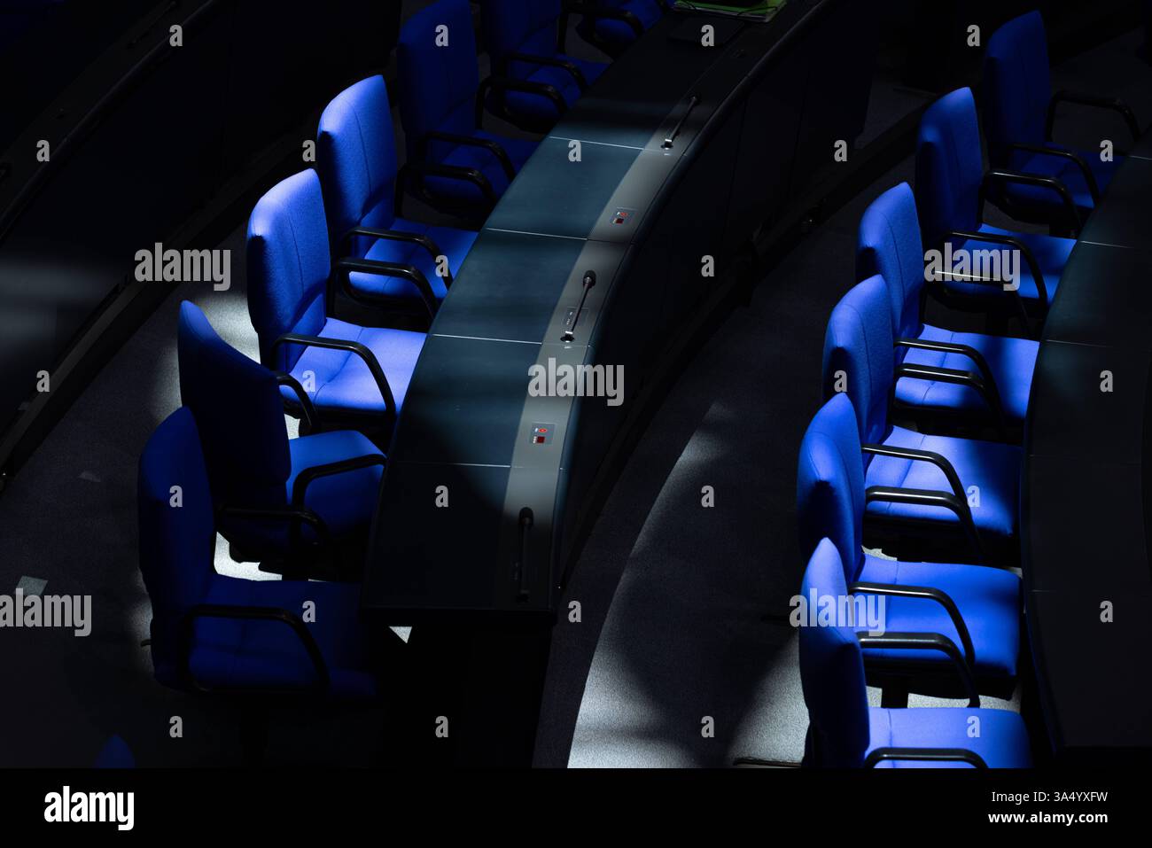 Das Plenum des Bundestages ohne die Politiker. *** The plenary of the ...