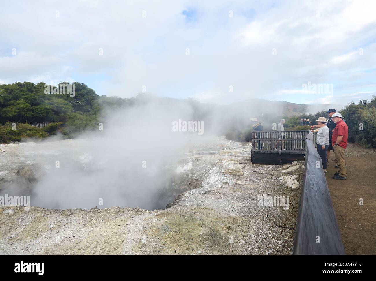 (250320) -- ROTORUA, March 20, 2025 (Xinhua) -- People visit the Wai-O ...