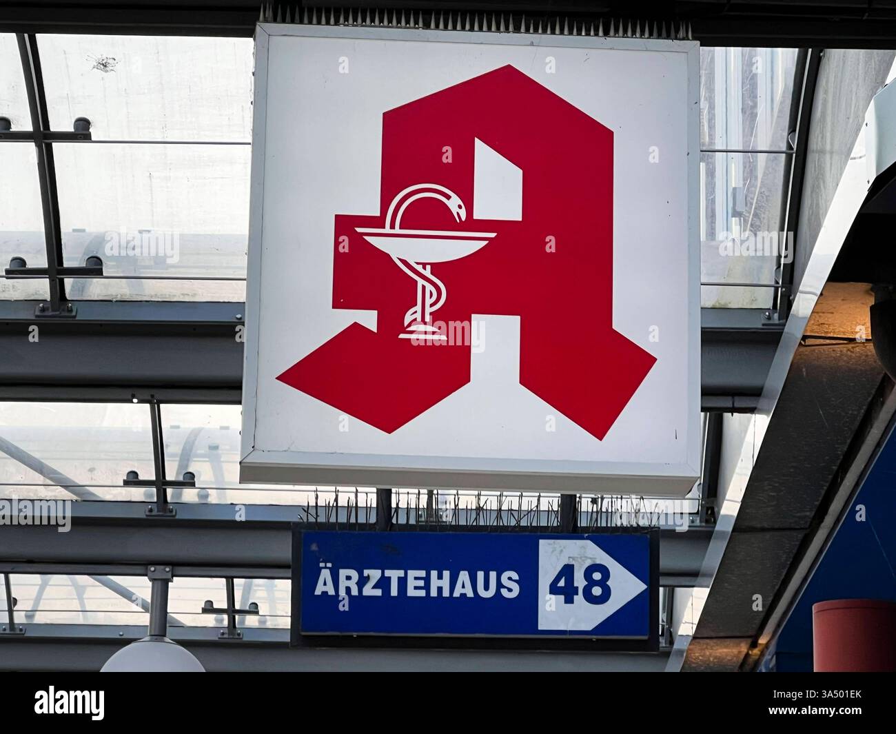 Rotes A Hinweisschild über dem Eingang einer Apotheke Blaues ...