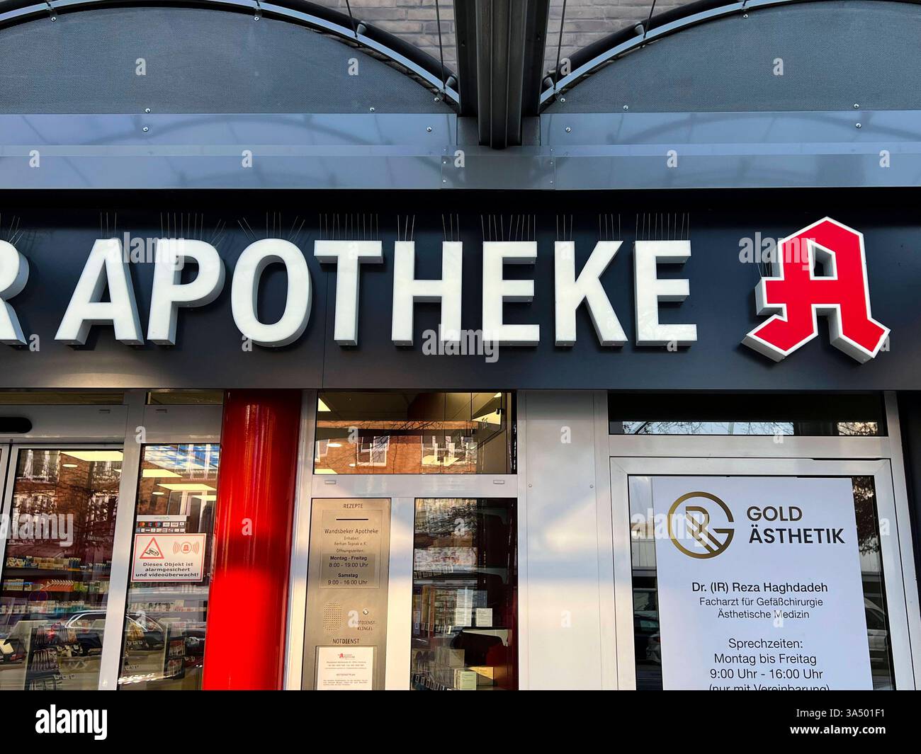 Apotheke Buchstaben mit Rotes A Hinweisschild über dem Eingang einer ...