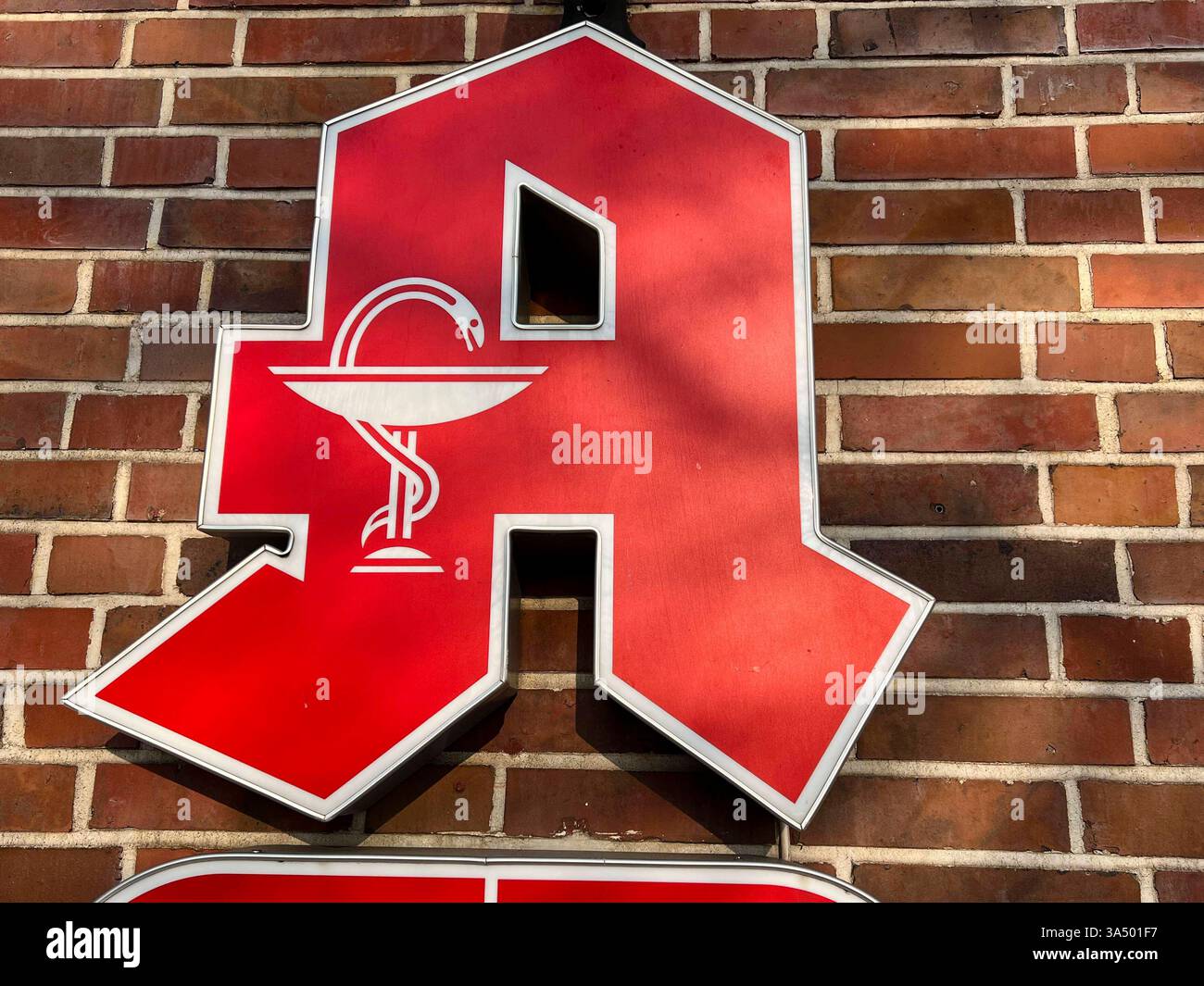 Rotes A Hinweisschild 365 Tage 8 bis 24 Uhr Offen über dem Eingang ...