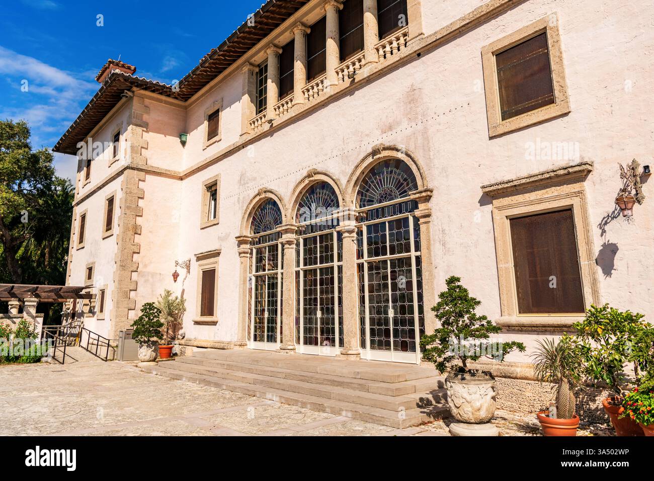 Vizcaya Museum and Gardens. Villa Vizcaya historical building museum ...