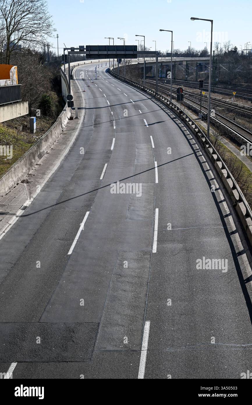 20 March 2025, Berlin: View of the closed A100 bridge at the trade fair ...