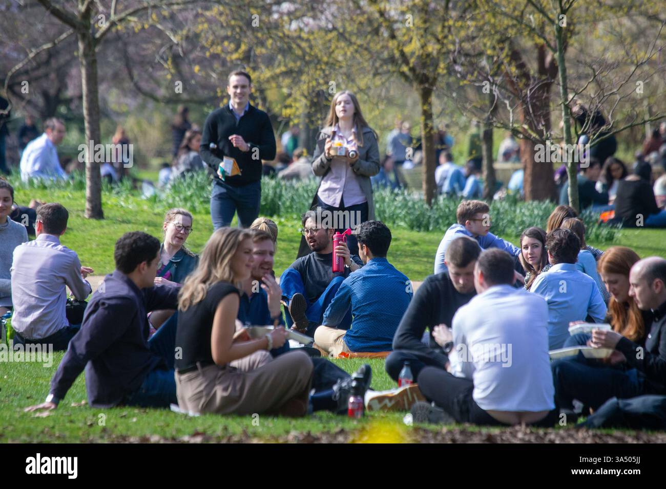 London, England, UK. 20th Mar, 2025. Londoners enjoy wamest day of 2025 ...