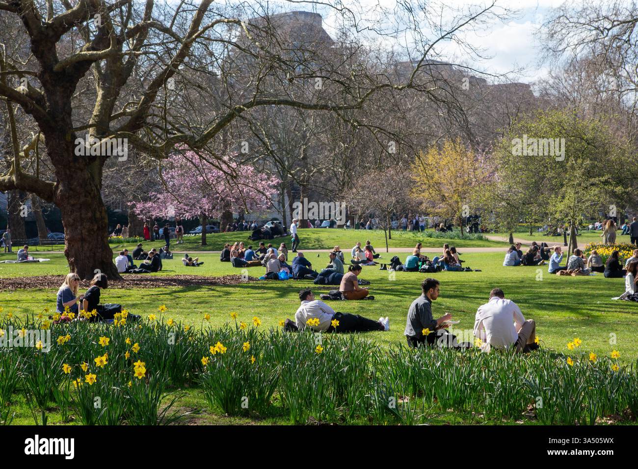 London, England, UK. 20th Mar, 2025. Londoners enjoy wamest day of 2025 ...