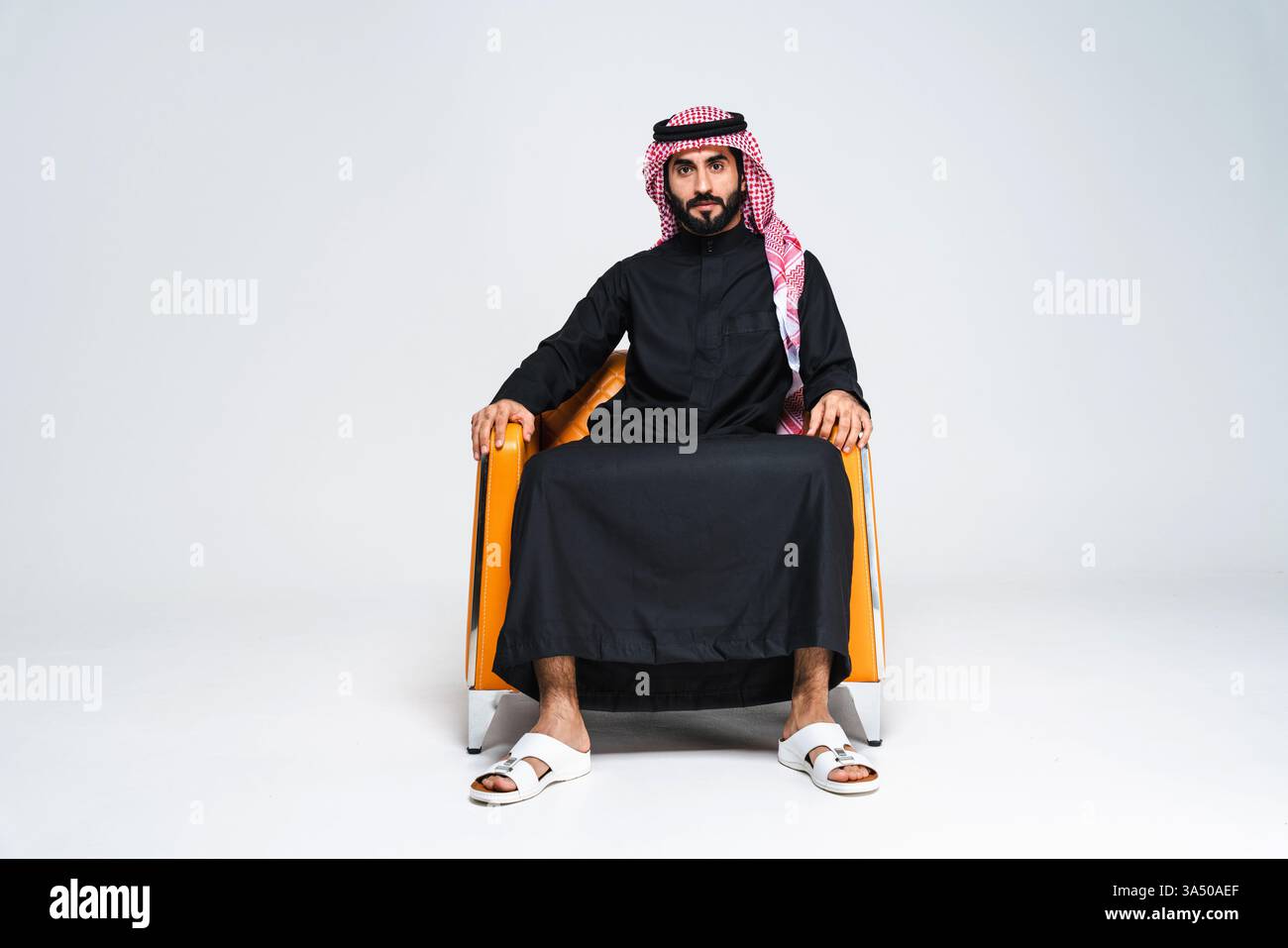 Handsome arab middle-eastern man with traditional saudi clothing in ...