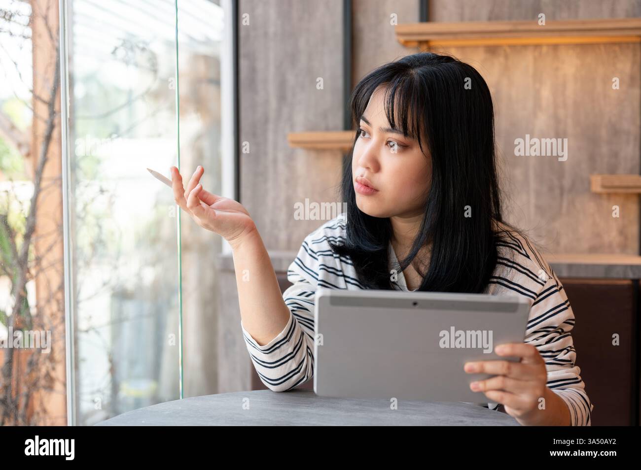 Woman sketching outside hi-res stock photography and images - Alamy
