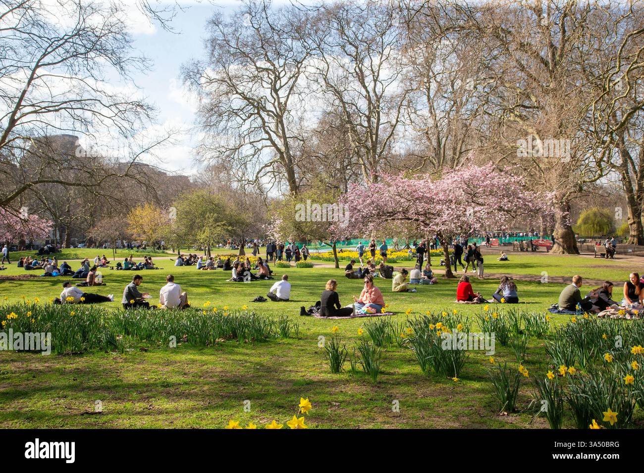 London, England, UK. 20th Mar, 2025. Londoners enjoy wamest day of 2025 ...
