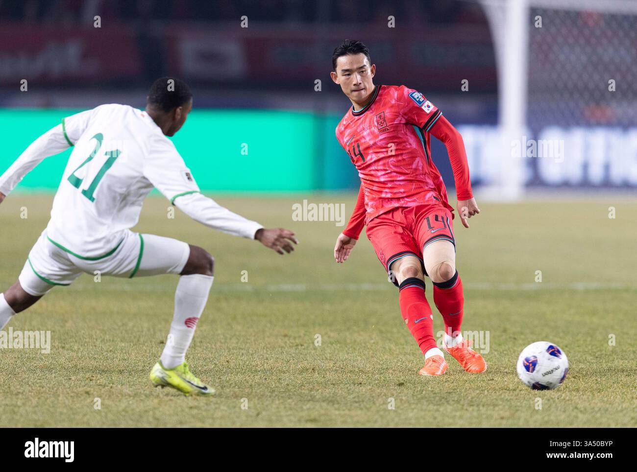 Goyang, South Korea. 20th Mar, 2025. Cho Yumin (R) of South Korea vies ...