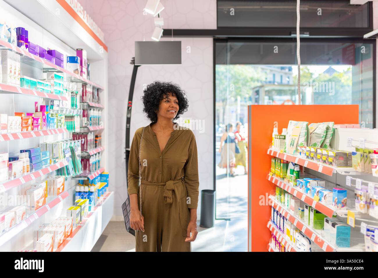 Woman afro hair search hi-res stock photography and images - Alamy