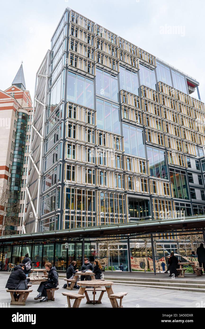 Students sitting outside at the LSE London School of Economics and ...