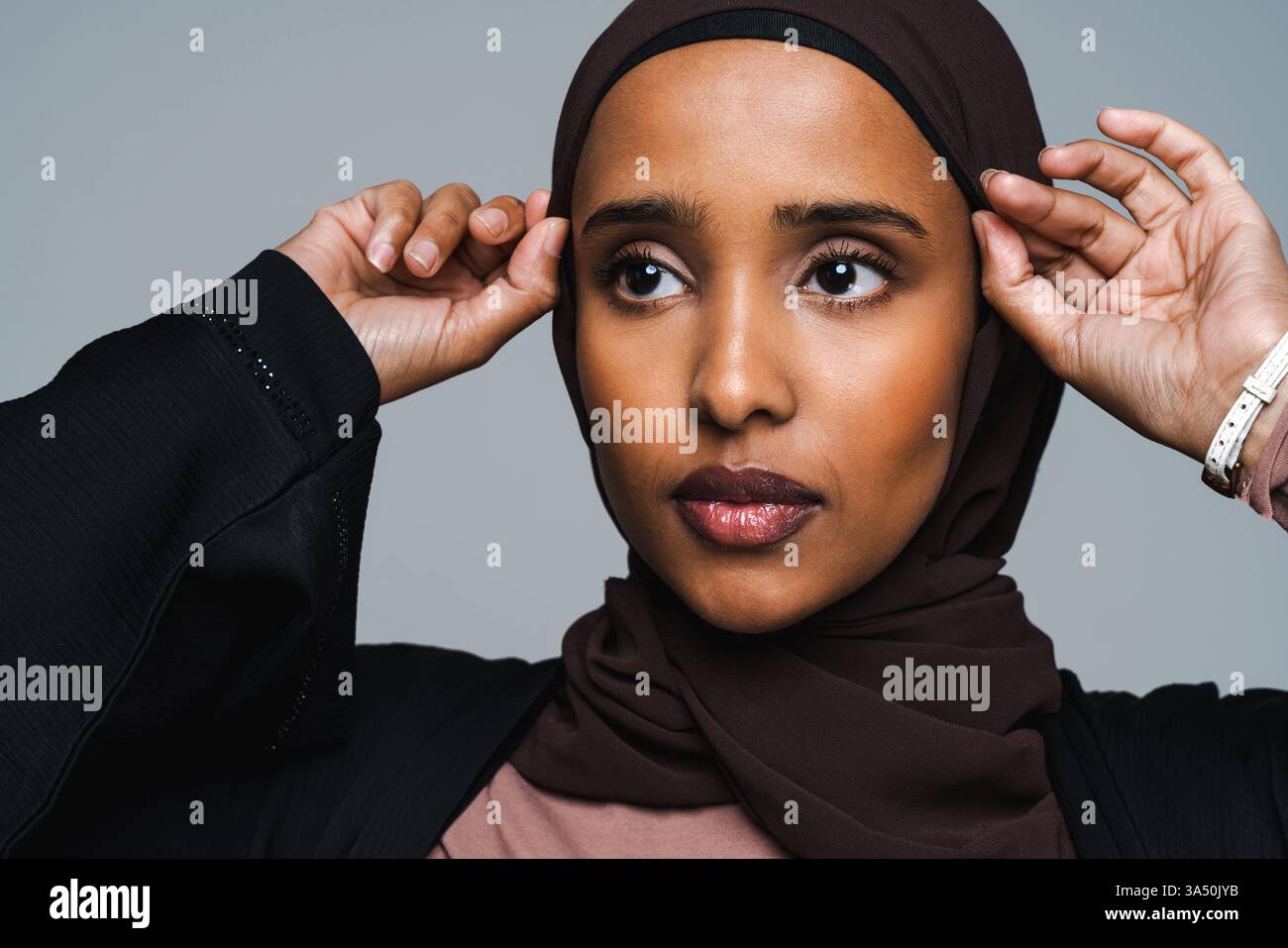 Beautiful arab middle-eastern woman with traditional abaya dress in ...