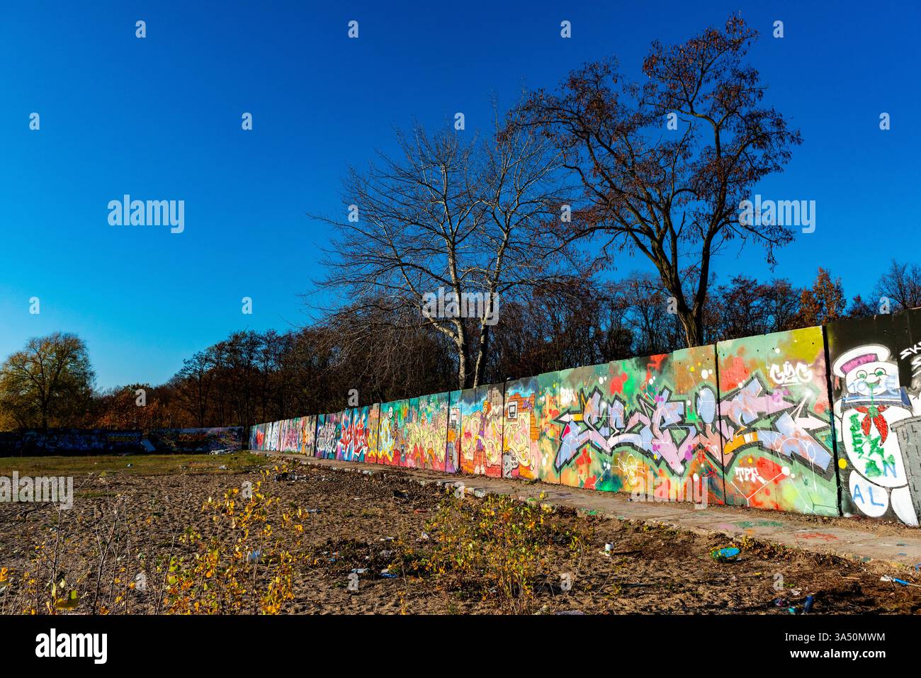 Berlin Wall Murals A dump site for parts of the former Berlin Wall is ...