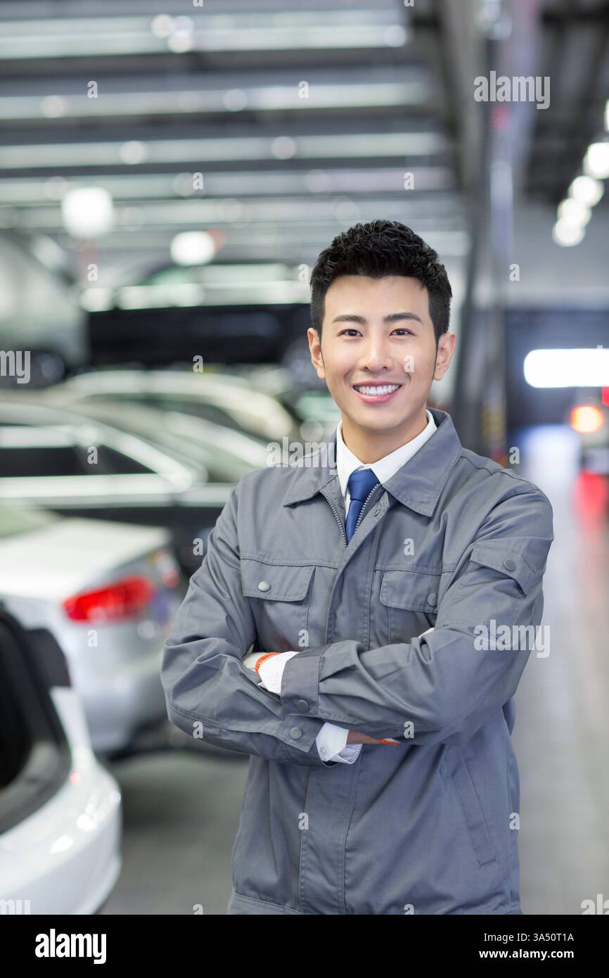 Chinese auto mechanic Stock Photo - Alamy