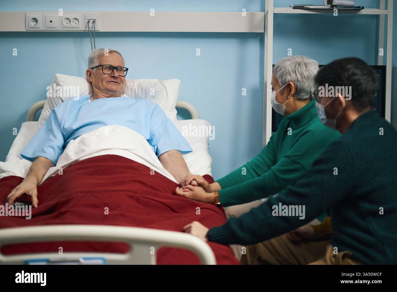 Woman visiting elderly dad hospital hi-res stock photography and images ...