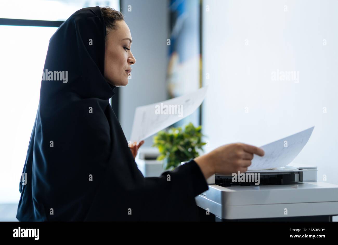 Arab woman stands in office hi-res stock photography and images - Alamy