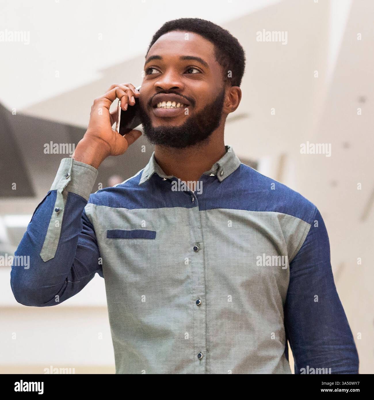Black man shopping mall hi-res stock photography and images - Alamy