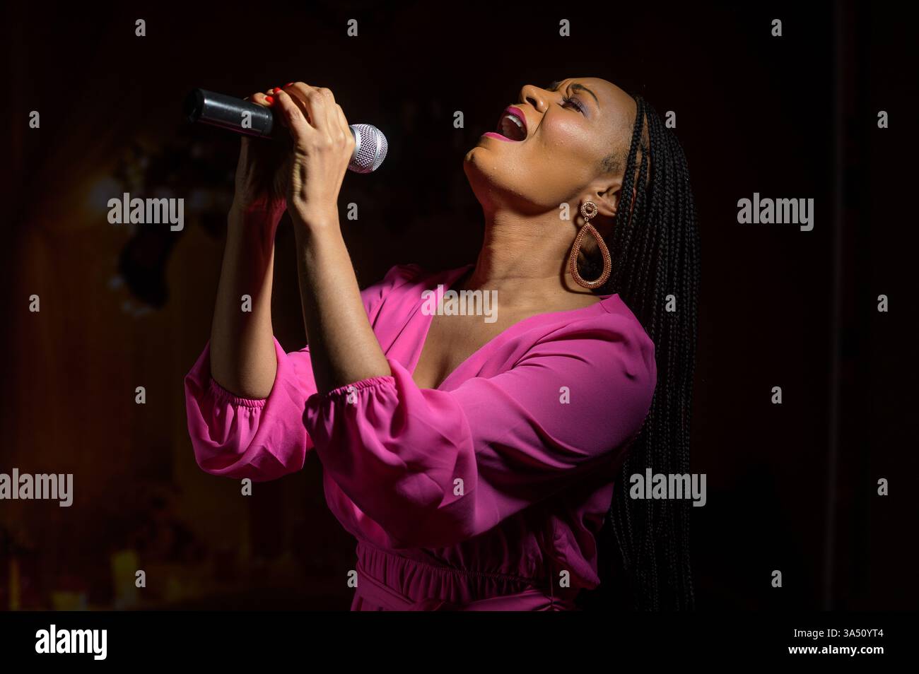 Spotlight microphone woman hi-res stock photography and images - Alamy