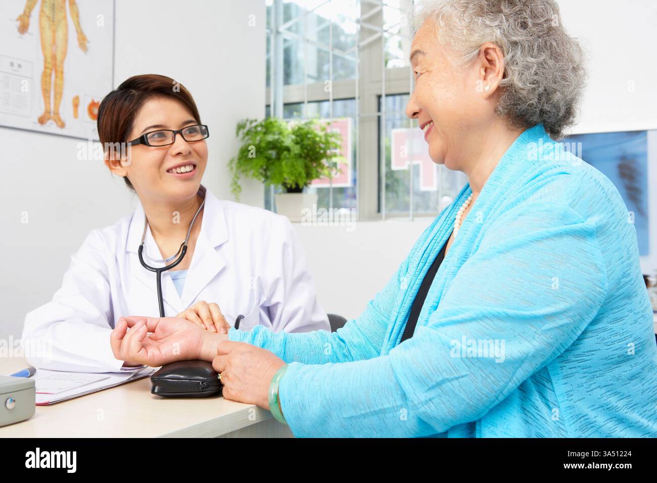 Chinese Doctor Checking Woman's Pulse Stock Photo - Alamy