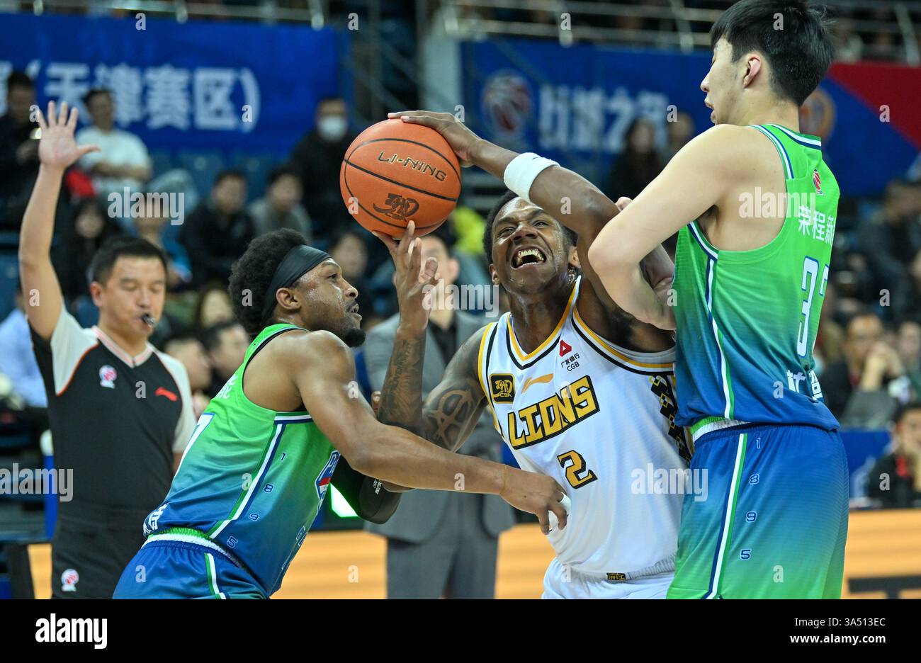 (250320) -- TIANJIN, March 20, 2025 (Xinhua) -- Nathan Knight (2nd R) of Zhejiang Lions breaks ...
