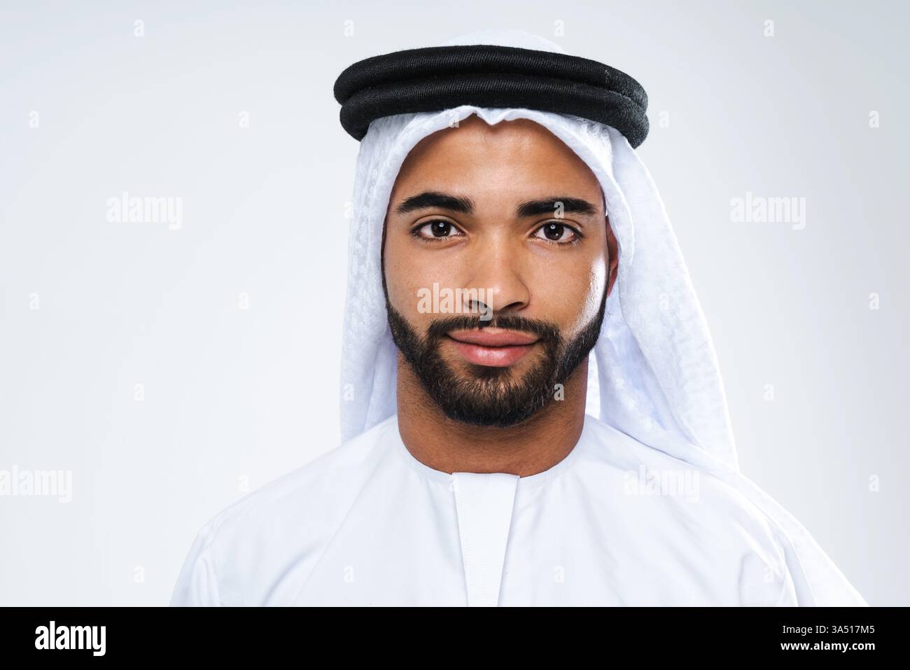 Handsome arab middle-eastern man with traditional kandora in studio ...