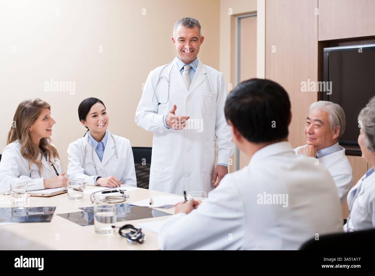 Chinese male female experts hi-res stock photography and images - Alamy