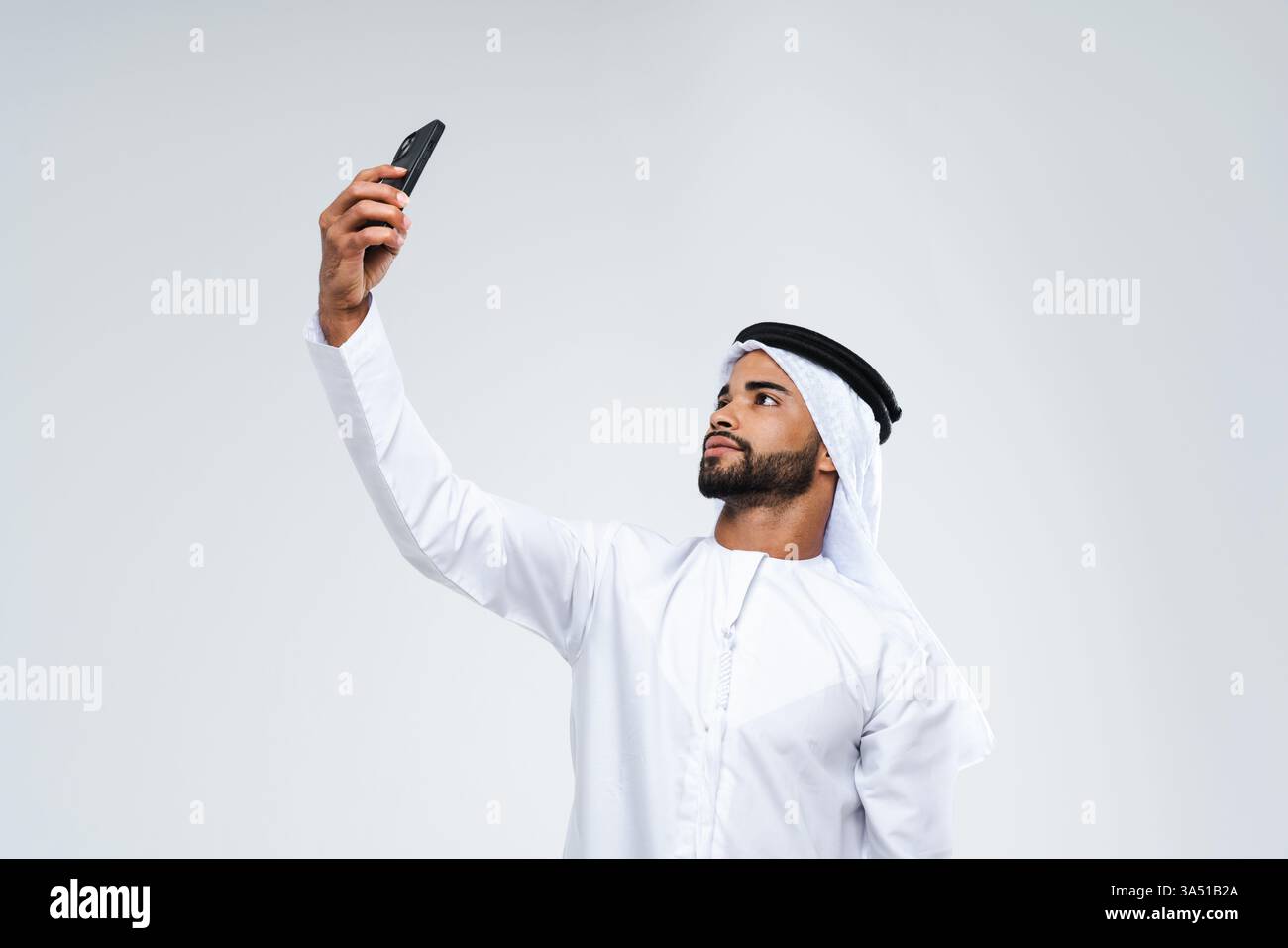Handsome arab middle-eastern man with traditional kandora in studio ...